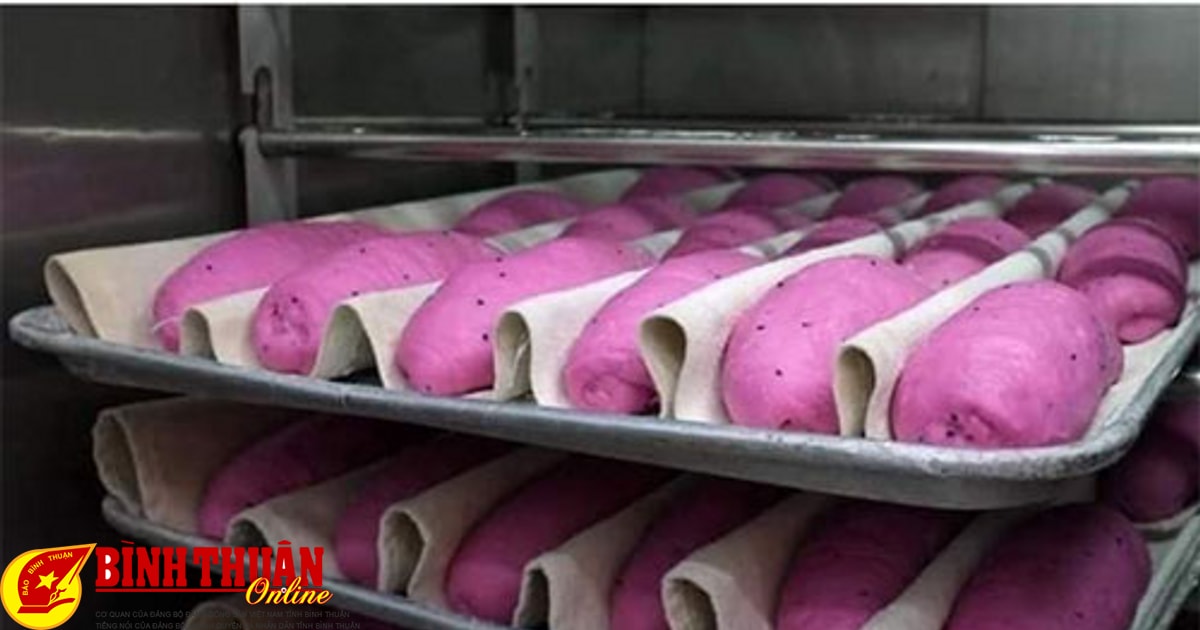 Dragon fruit flavored bread unveils in Phan Thiet