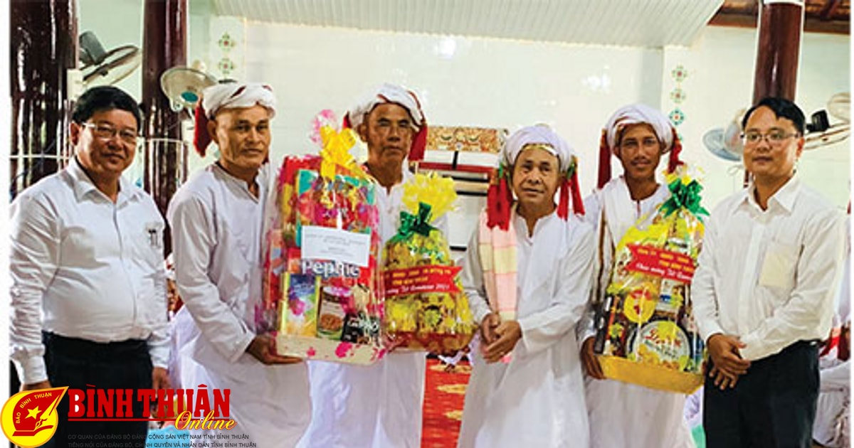 Leader, officials visited, felicitated Cham Bani facilities on Ramuwan...