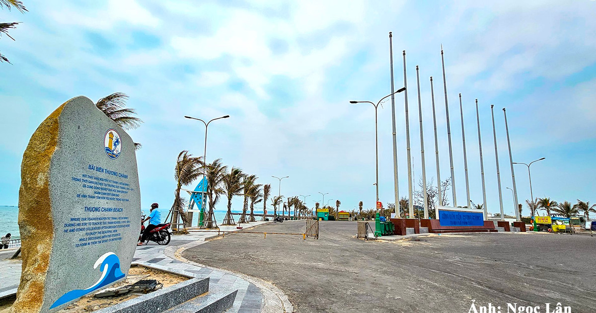 Nhiều du khách đến Công viên Thương Chánh thưởng ngoạn