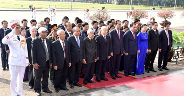 Vietnamese leaders pay tribute to President Ho Chi Minh